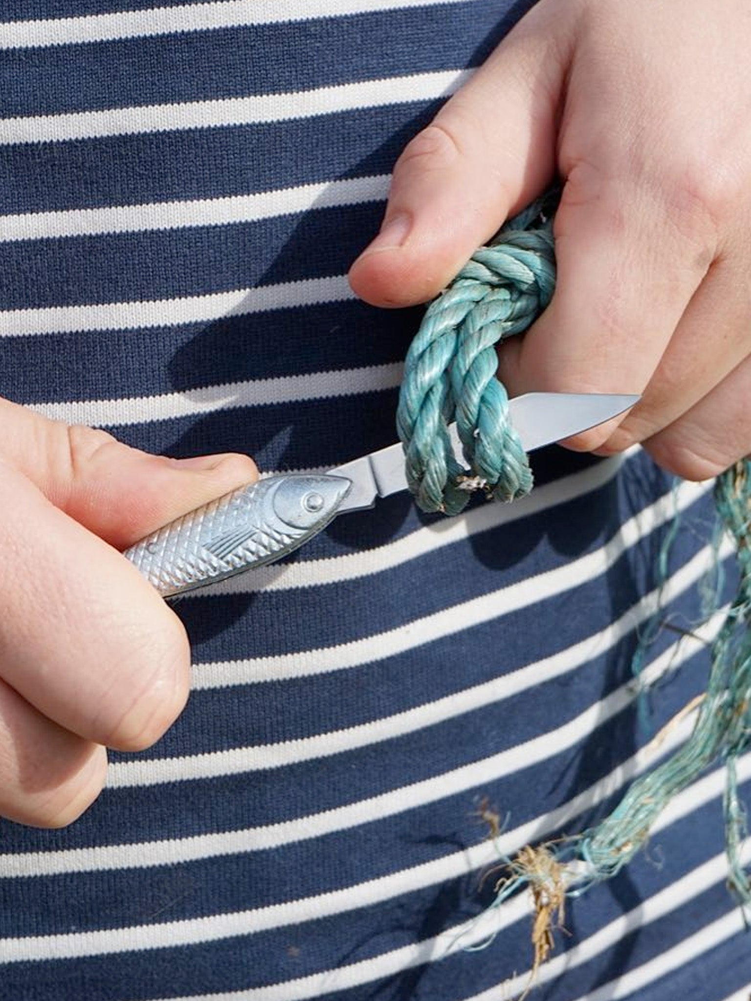 Fingerling Fish Knife – Hands