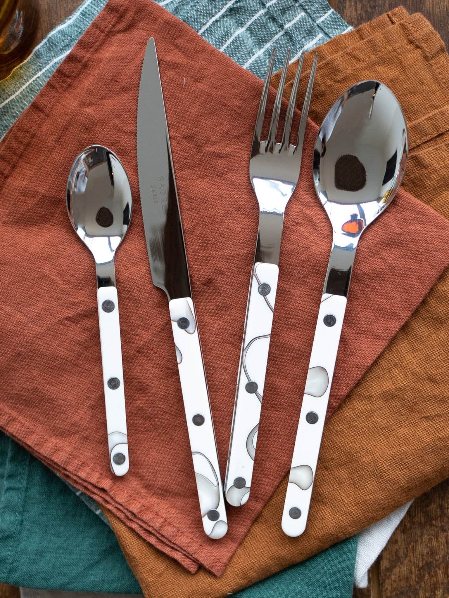 Sabre Paris Bistrot Cutlery - Dune Ivory – Hands